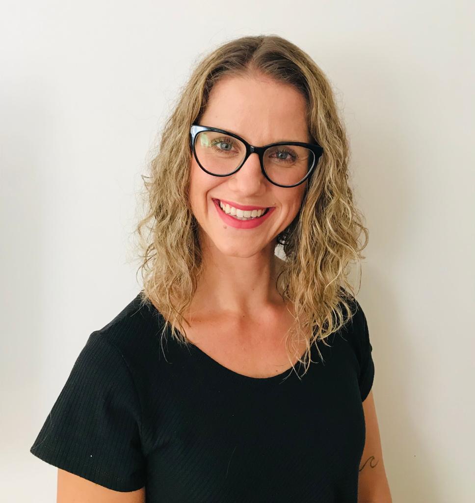 Mariana Favaro - Perfil - Auxiliares da Justiça
